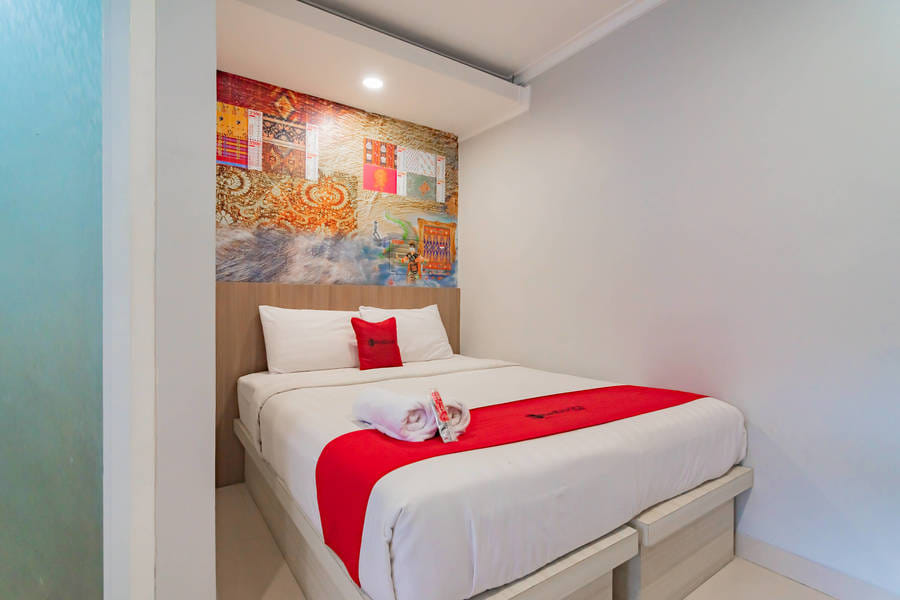 Book RedDoorz Plus @ Point Phila Cihampelas only at RedDoorz